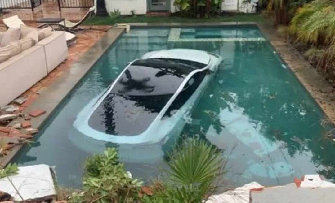 Motorista perde o controle de Tesla, derruba muro e o afunda em piscina ... Motorista perde o controle de Tesla, derruba muro e o afunda em piscina ...